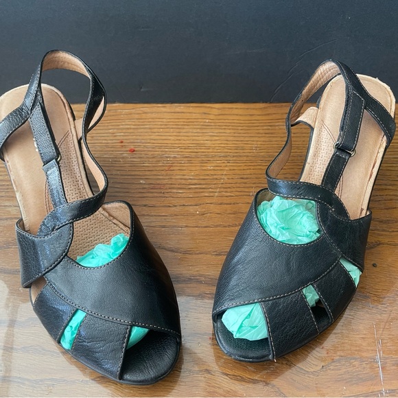 Clarks | Shoes | Clarks Leather Peep Toe Sandals Womans Sz9 Hardly Worn ...